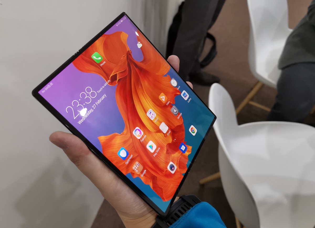 折り曲げ部分にシワなどはできずフラットな状態。ベゼルが細く、画面の視認性も良好