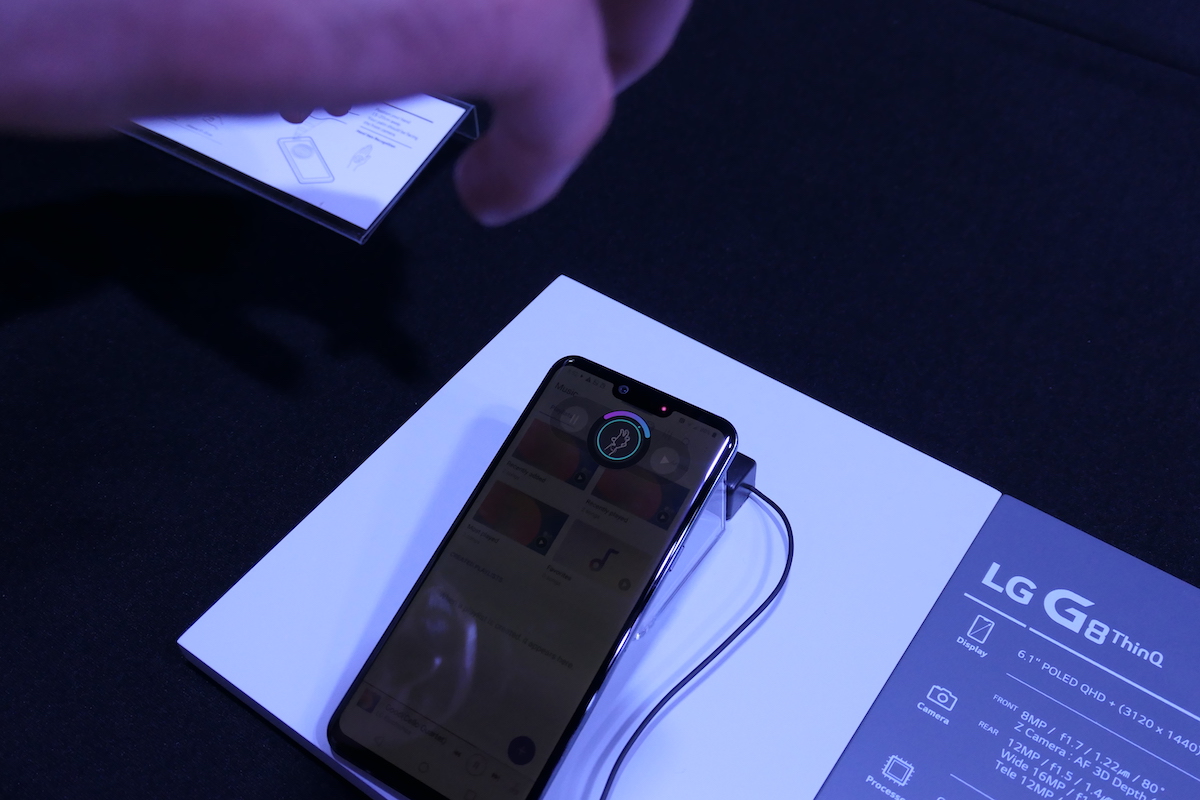 画面上部のノッチ（切り欠き）に8メガピクセルの標準カメラと「Z Camera」を搭載。手のひらをかざして、手に静脈を認識してロックを解除できる機能も搭載