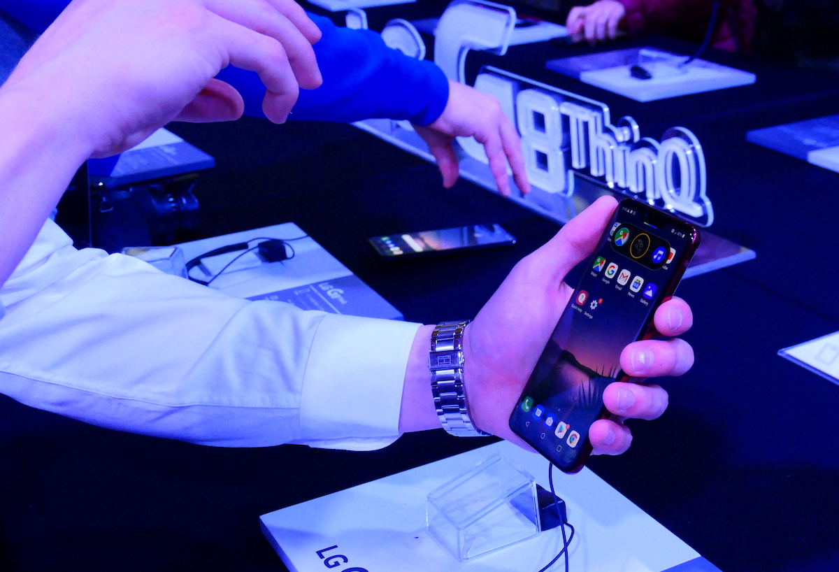 このくらい手を離しても操作できる。手が汚れていたり、濡れていたりして、画面に触れたくなる時にも便利そう