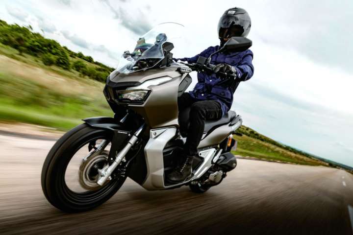 道路も生活もON・OFF自在なスクーター！【GP FRONTLINE】 | ＆GP