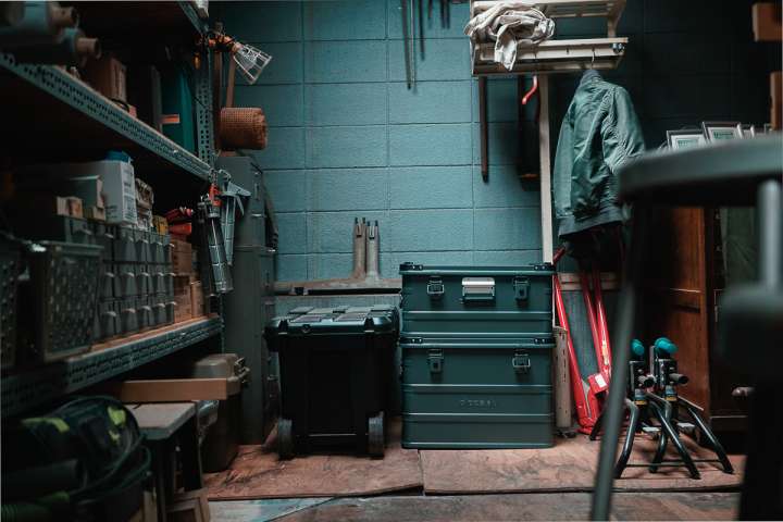 渋いグレーかクリーンなホワイトか。スロベニアALPOS社のアルミコンテナに特注色が登場！ | ＆GP