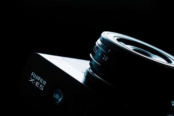 所有欲をくすぐる削り出しデザイン。FUJIFILMの最新ミラーレス「X-E5」で撮る喜びを味わう | GoodsPress Web